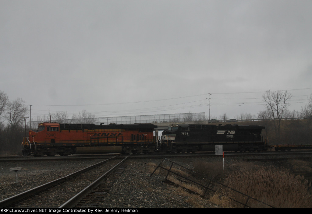 BNSF 7940 & NS 7575 (2)